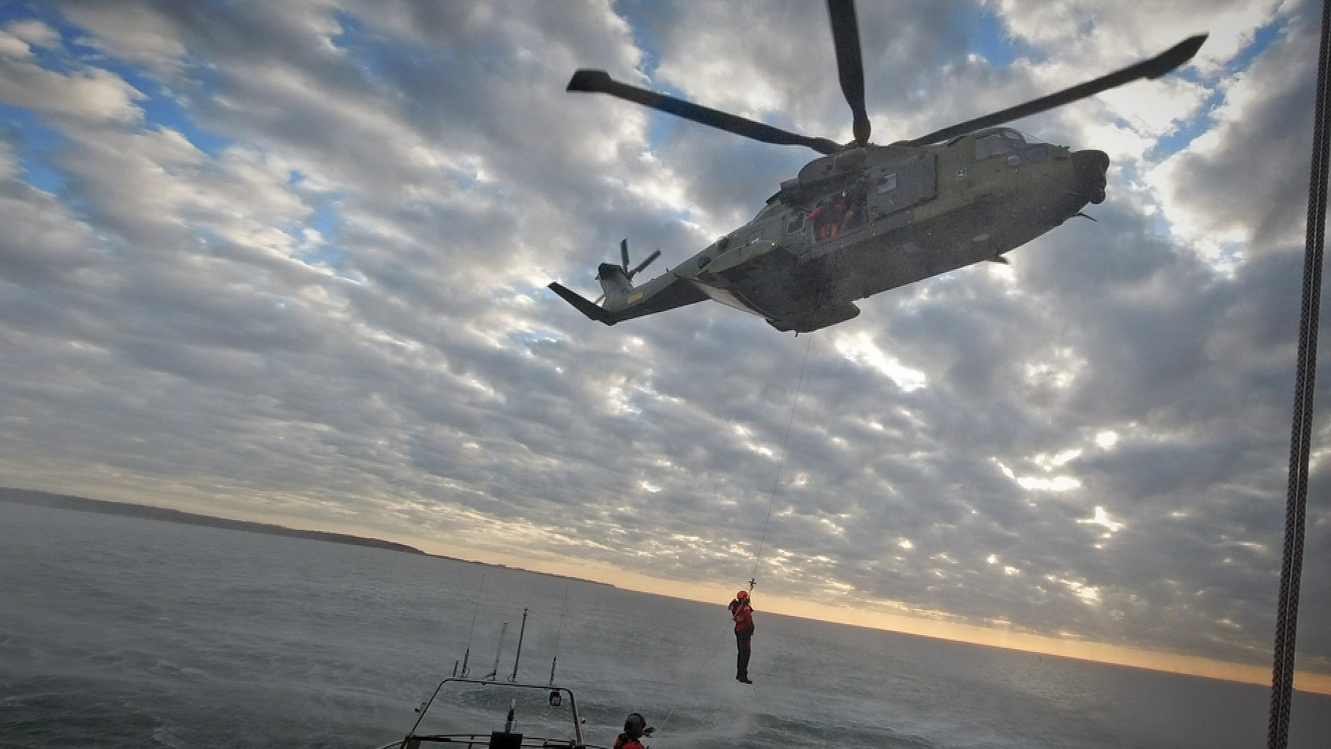 Klar til kamp 3 - Besætningsskifte med helikopter - Klar til kamp | TV2 ØST Klar til kamp 3 - Besætningsskifte med helikopter - Klar til kamp | TV2 ØST