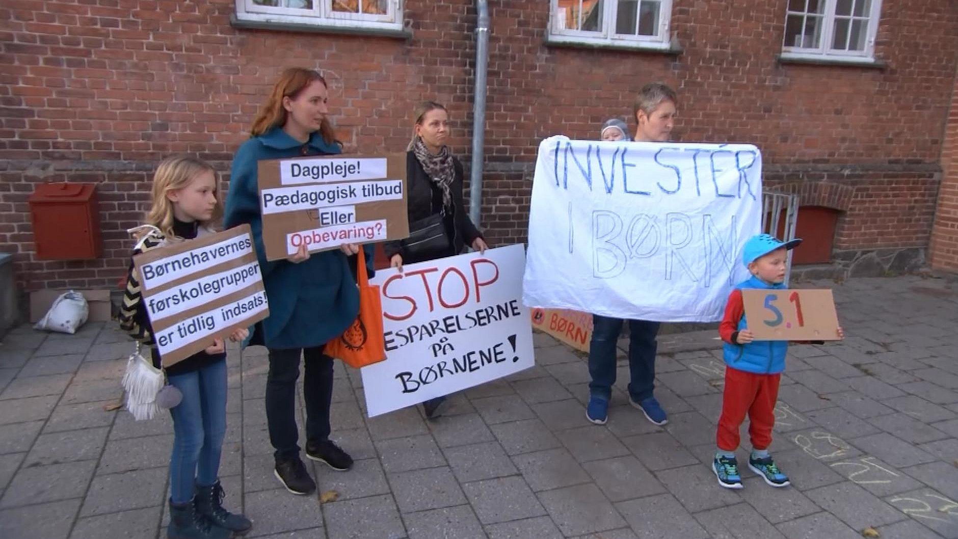 Forældre til kamp for deres børn: Kommunen vil lukke munden på os | TV2 ØST Forældre til kamp for deres børn: Kommunen vil lukke munden på os | TV2 ØST