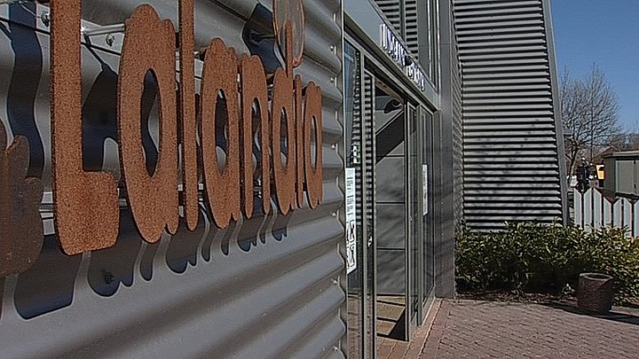 18-årig får dom skærpet for bombetrusler mod Lalandia | TV2 ØST 18-årig får dom skærpet for bombetrusler mod Lalandia | TV2 ØST
